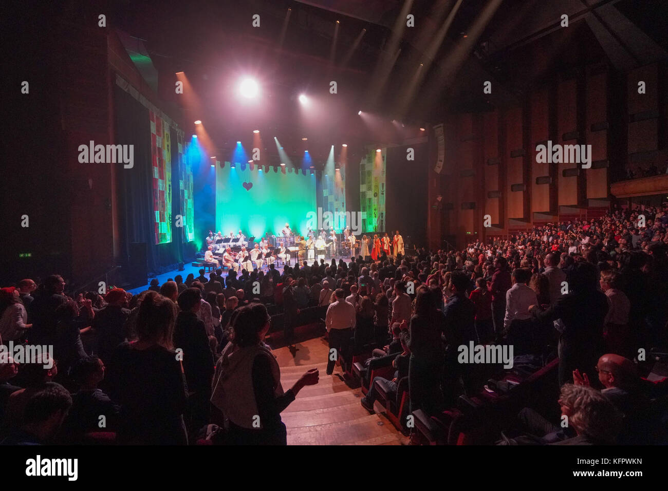 Receiving applause hi-res stock photography and images - Alamy