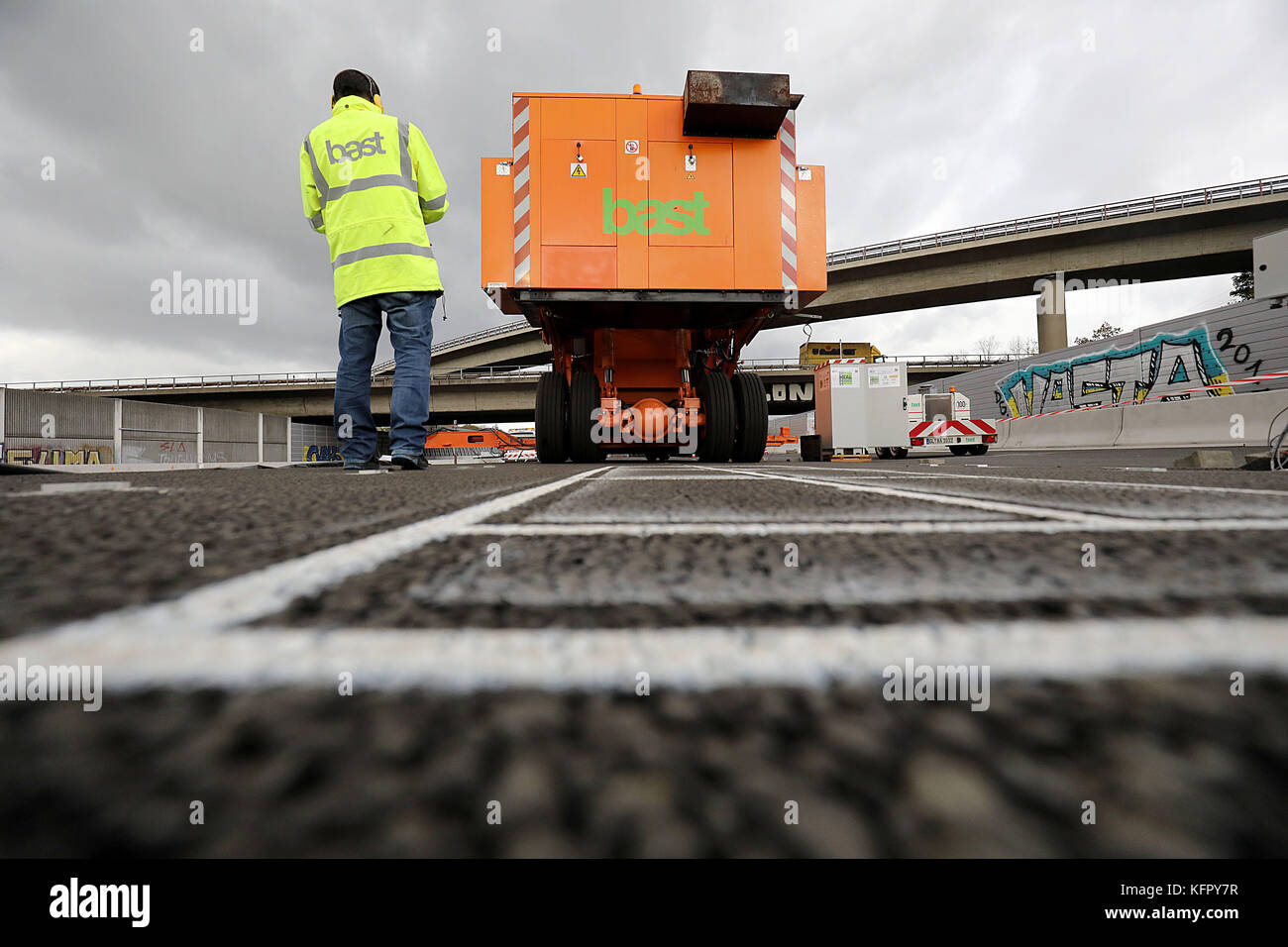 Cologne, Germany. 27th Oct, 2017. A Mobile Load Simulator (MLS30 ...