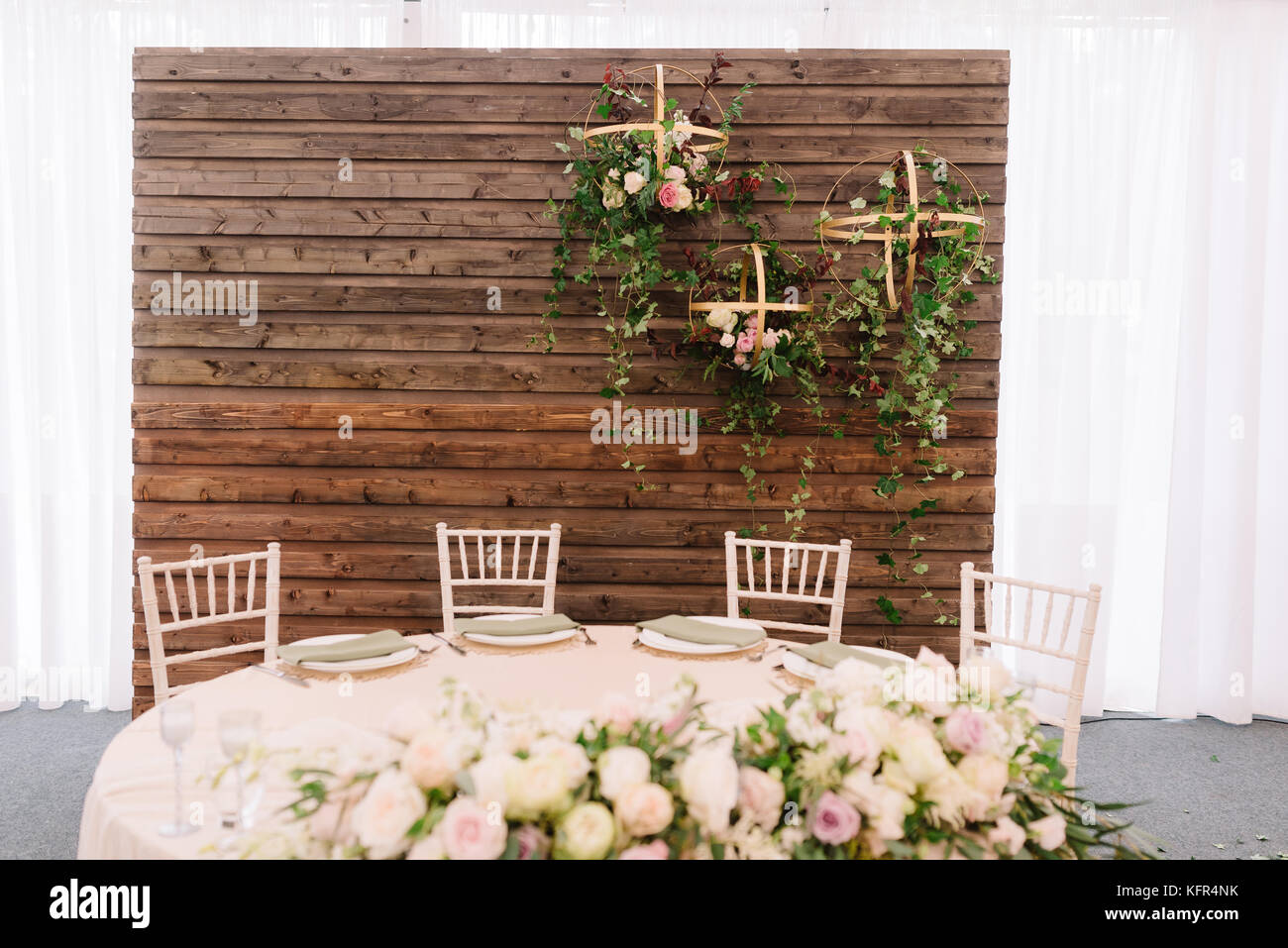 Decorated wedding table in front of wooden background Stock Photo - Alamy