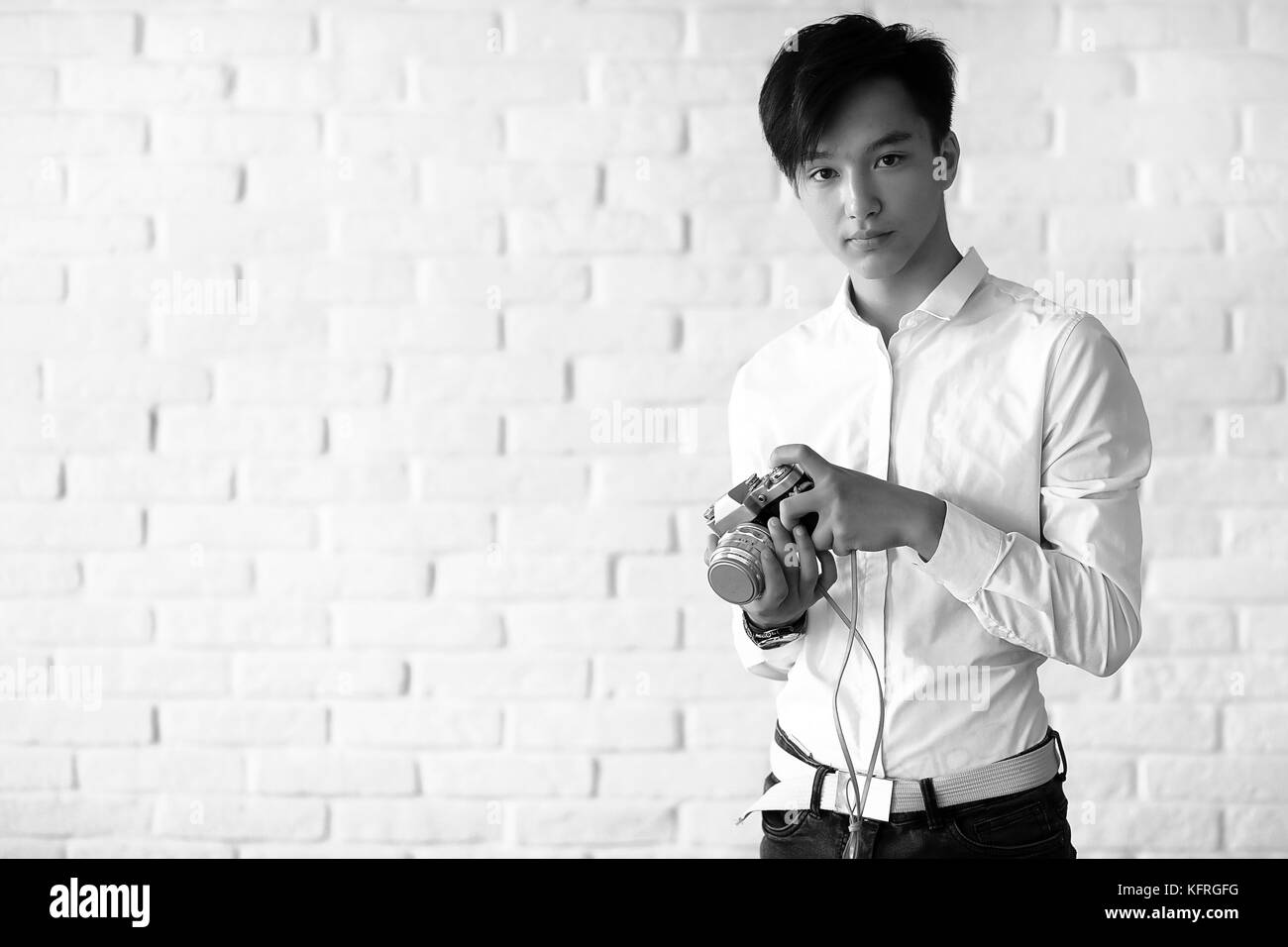 Asian man with a camera black and white Stock Photo - Alamy