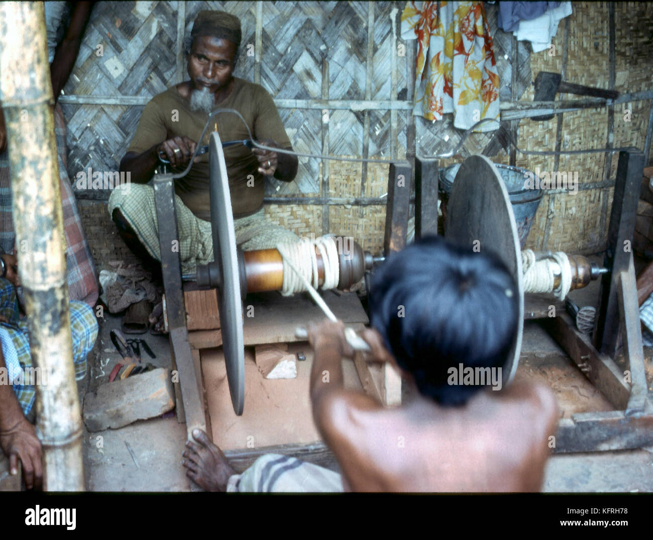 Scissor grinder in Dhaka, Bangladesh Stock Photo - Alamy