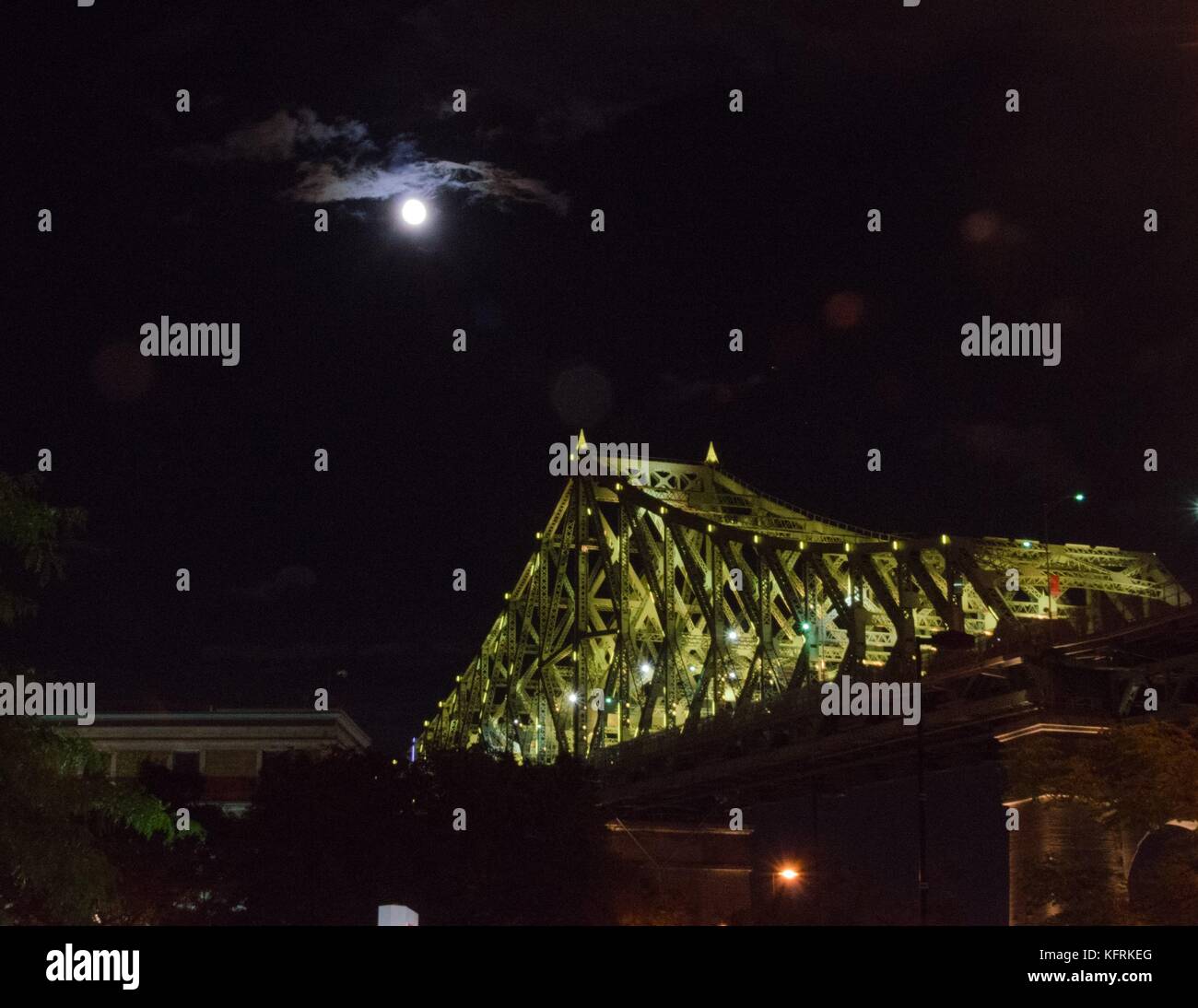 The Jacques Cartier Bridge spanning the St Lawrence River in Montreal ...