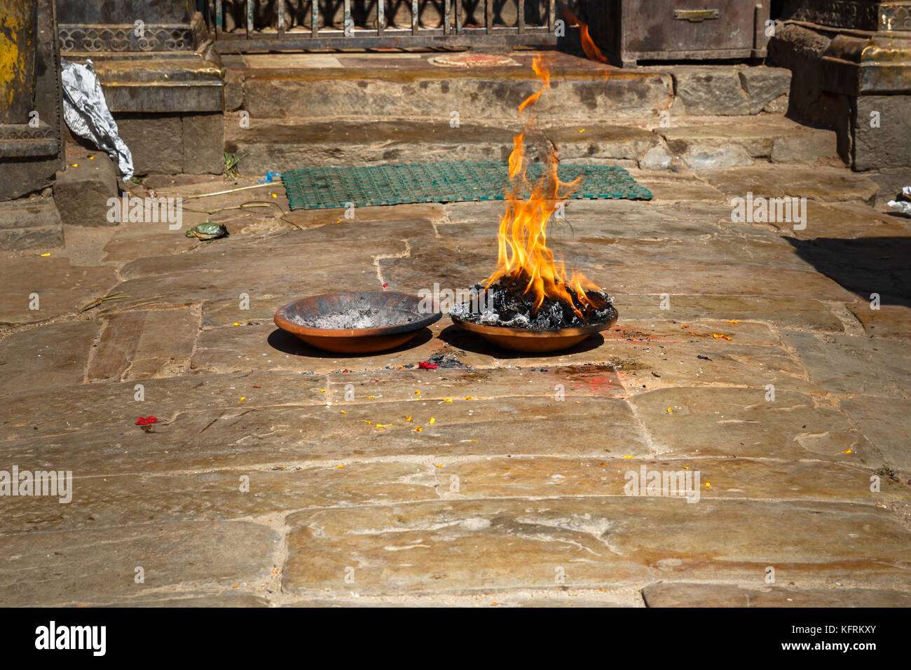 Fire puja hi-res stock photography and images - Alamy