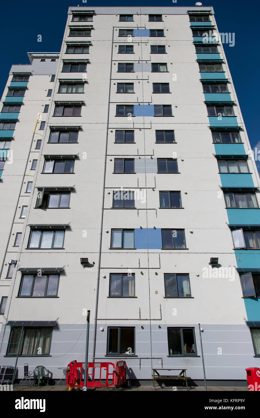 A high-rise council tower block building Stock Photo - Alamy