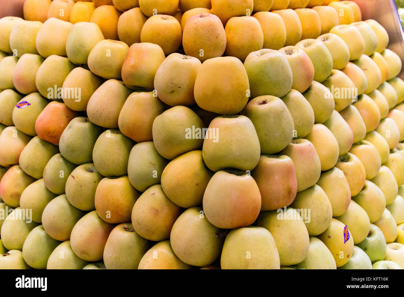 Put of perfectly placed apples Stock Photo - Alamy