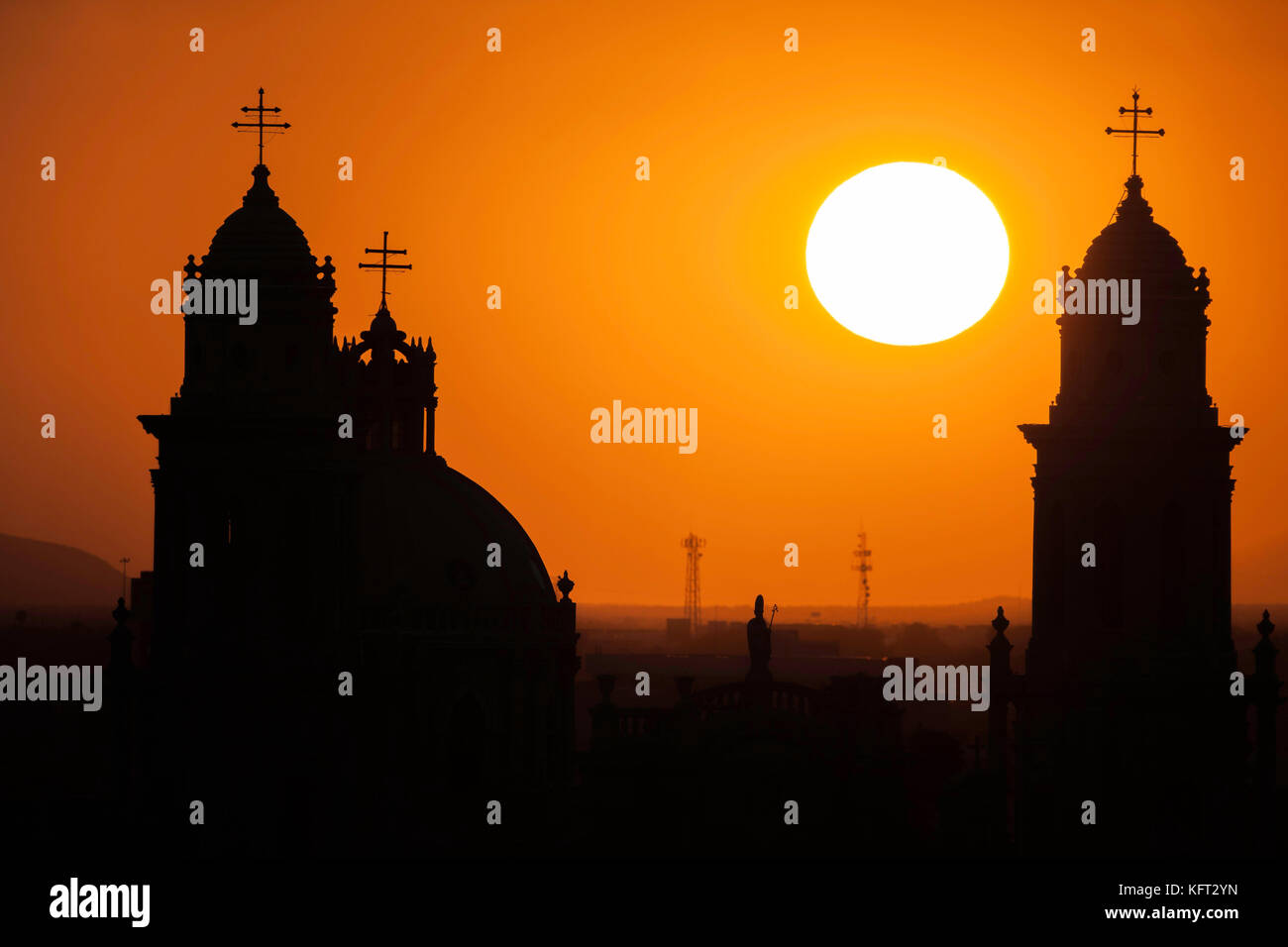 Sun at sunset in the backlight of the Cathedral of Hermosillo, Sonora ...