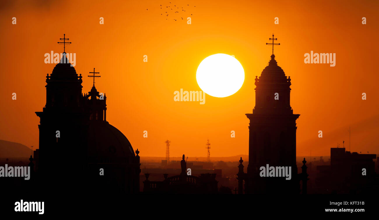 Sun at sunset in the backlight of the Cathedral of Hermosillo, Sonora ...
