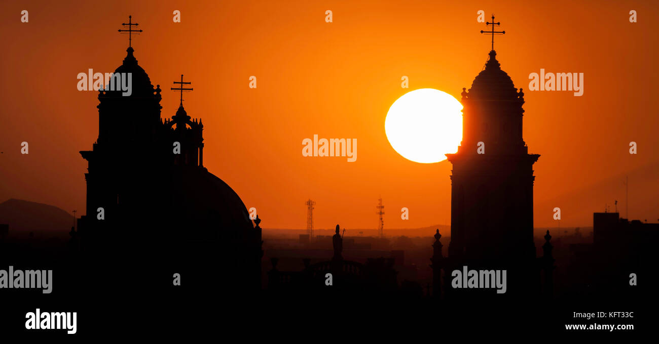 Sun at sunset in the backlight of the Cathedral of Hermosillo, Sonora ...