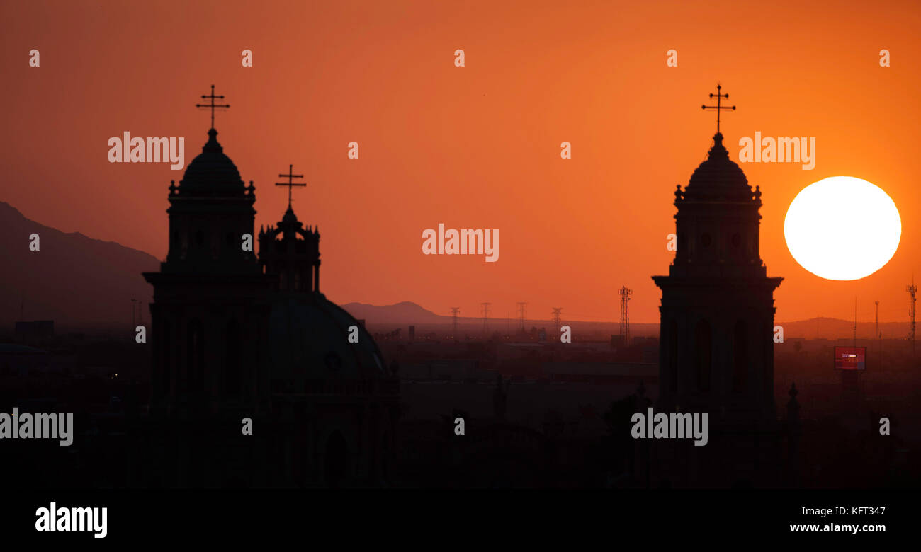 Sun at sunset in the backlight of the Cathedral of Hermosillo, Sonora ...
