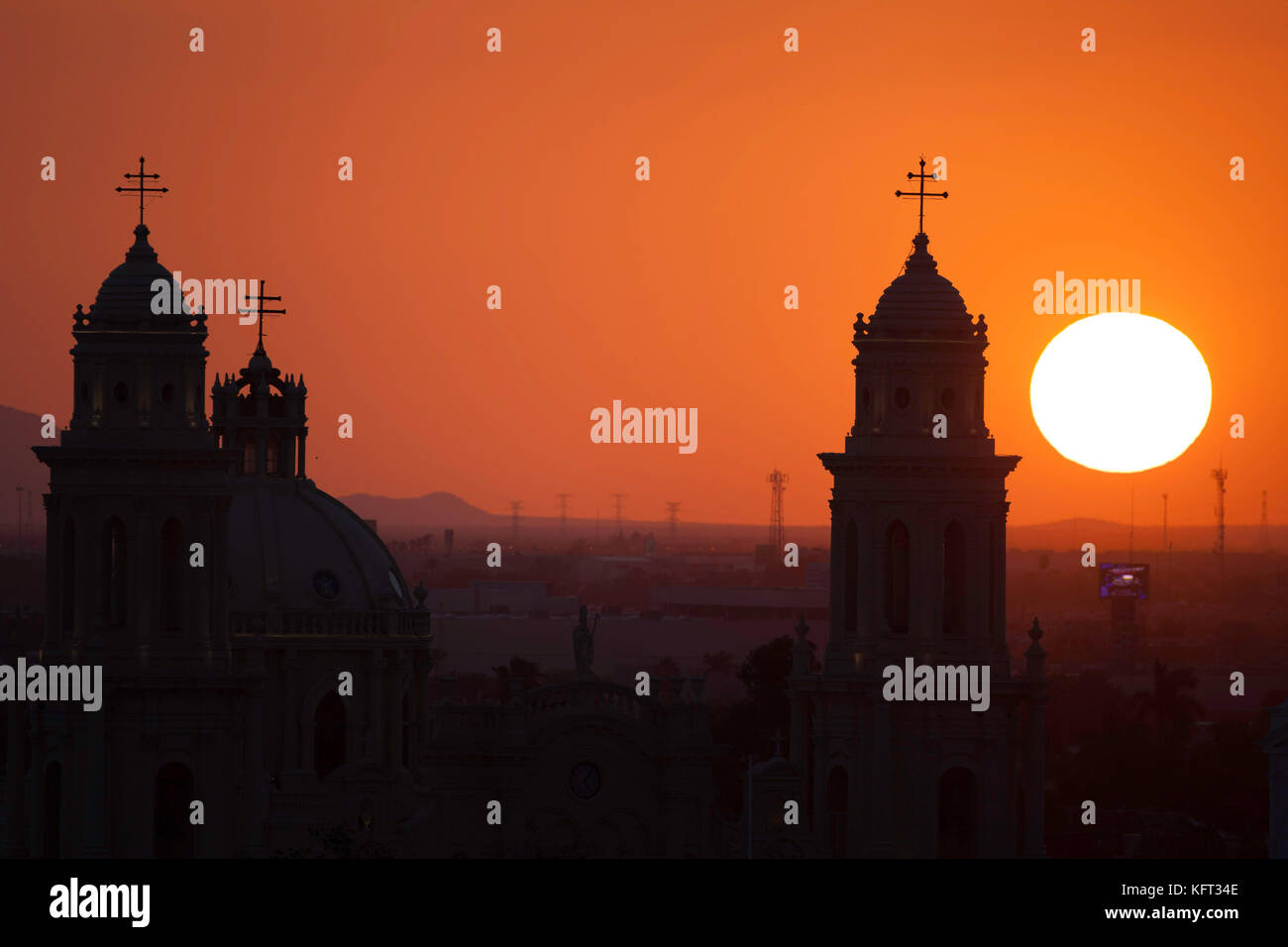 Sun at sunset in the backlight of the Cathedral of Hermosillo, Sonora ...