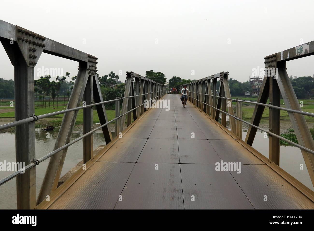 Rail road tie bridge hi-res stock photography and images - Alamy