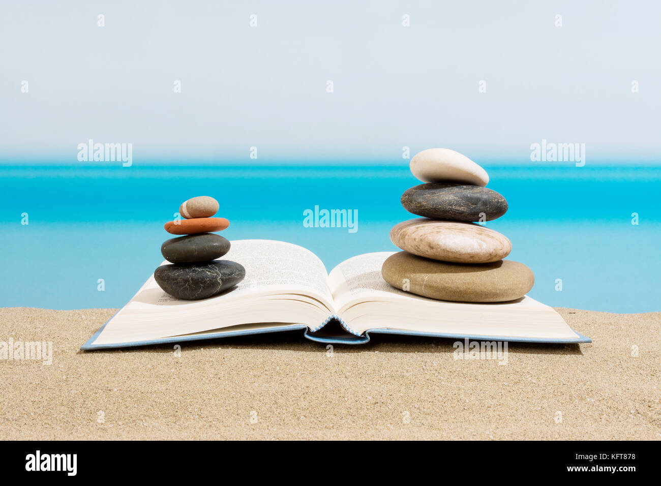 Summer reading stack beach hi-res stock photography and images - Alamy