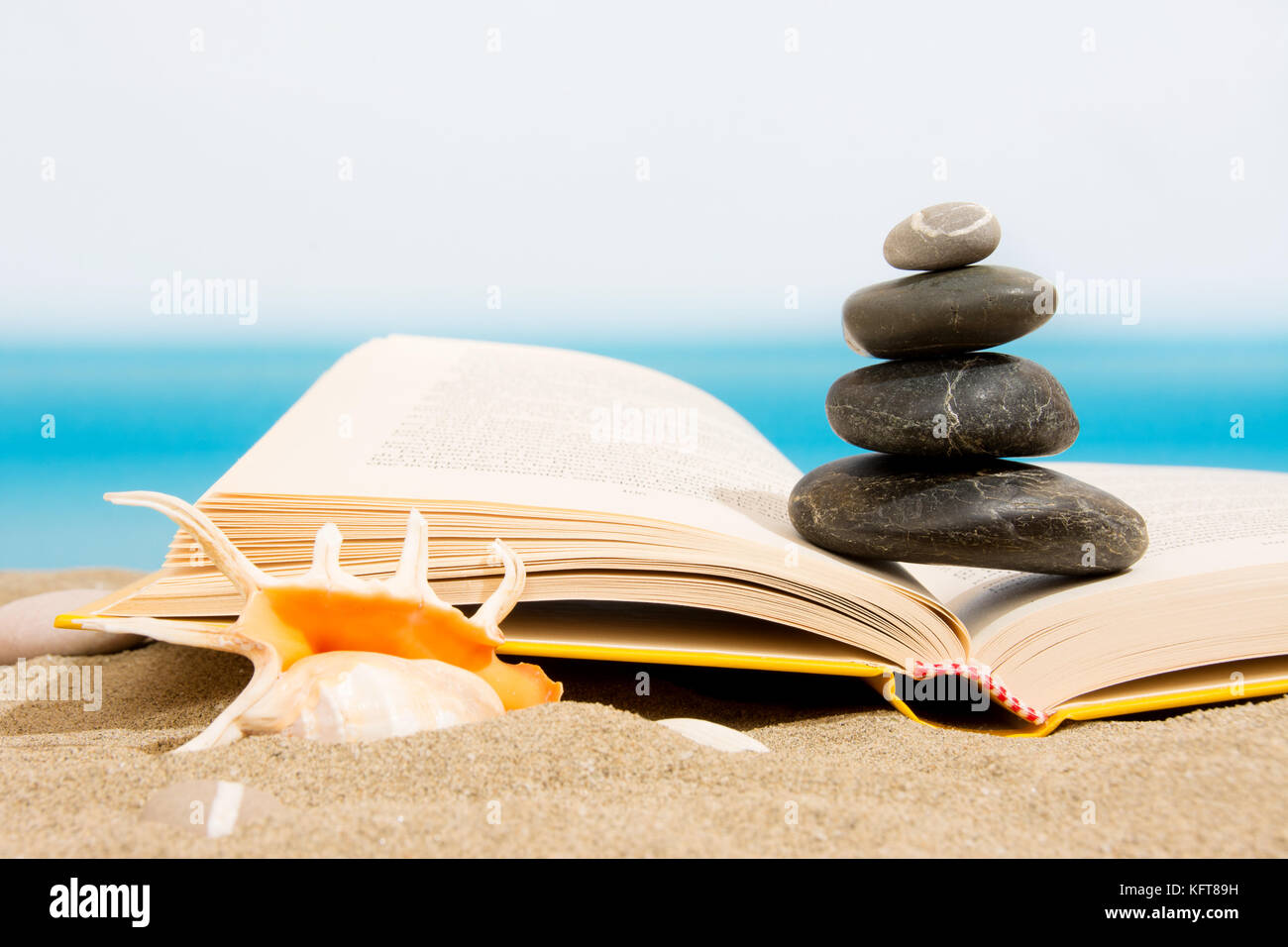 Summer reading stack beach hi-res stock photography and images - Alamy
