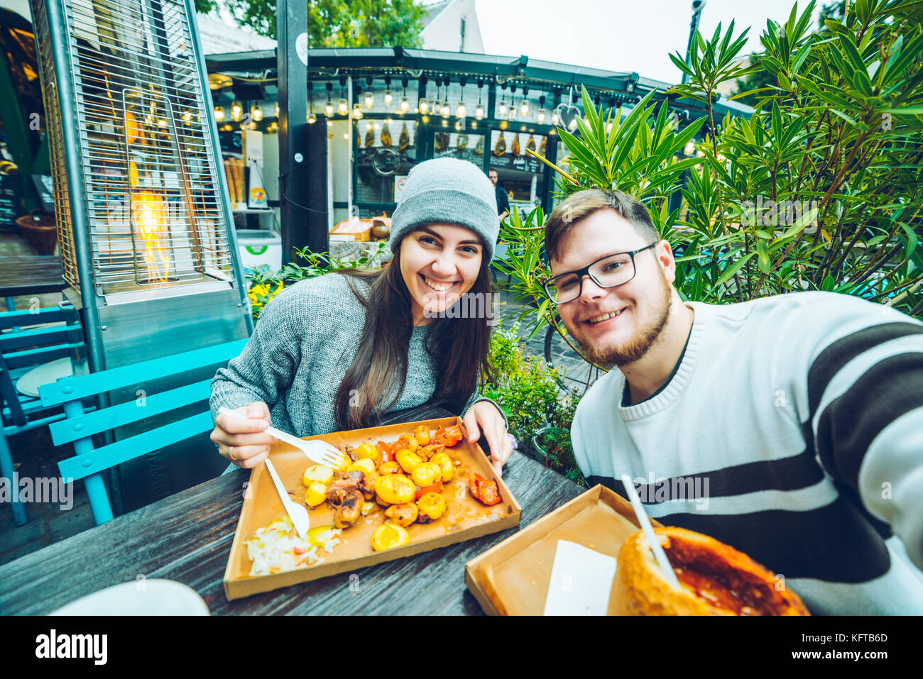 couple eating in cafe outside Stock Photo - Alamy