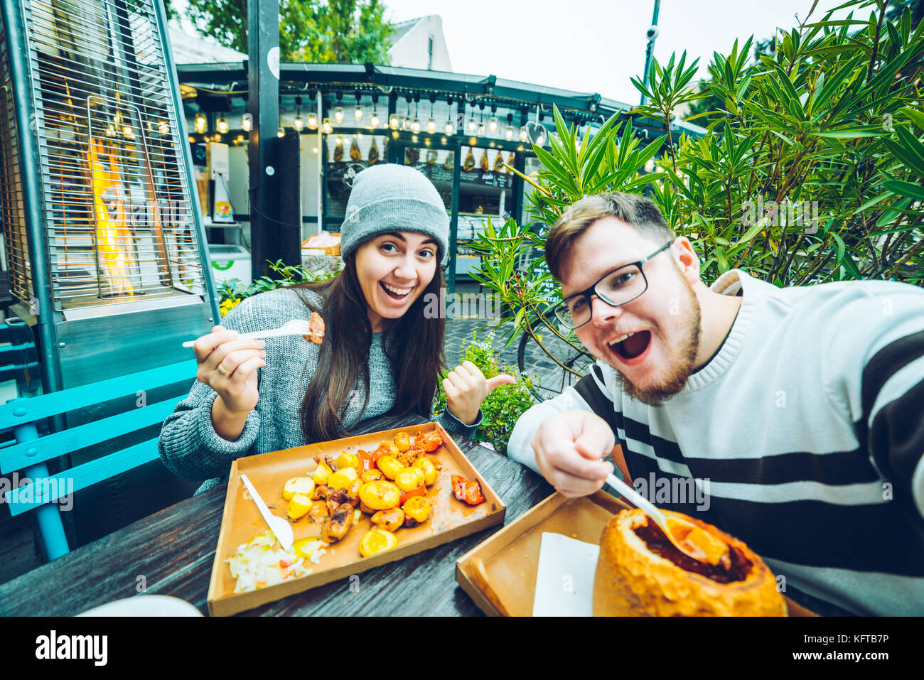 couple eating in cafe outside Stock Photo - Alamy