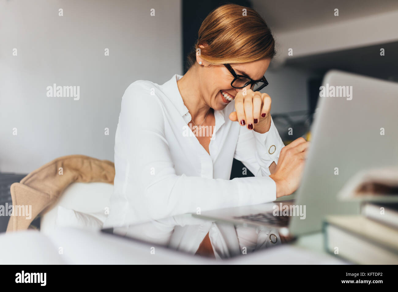 Shy person office hi-res stock photography and images - Alamy