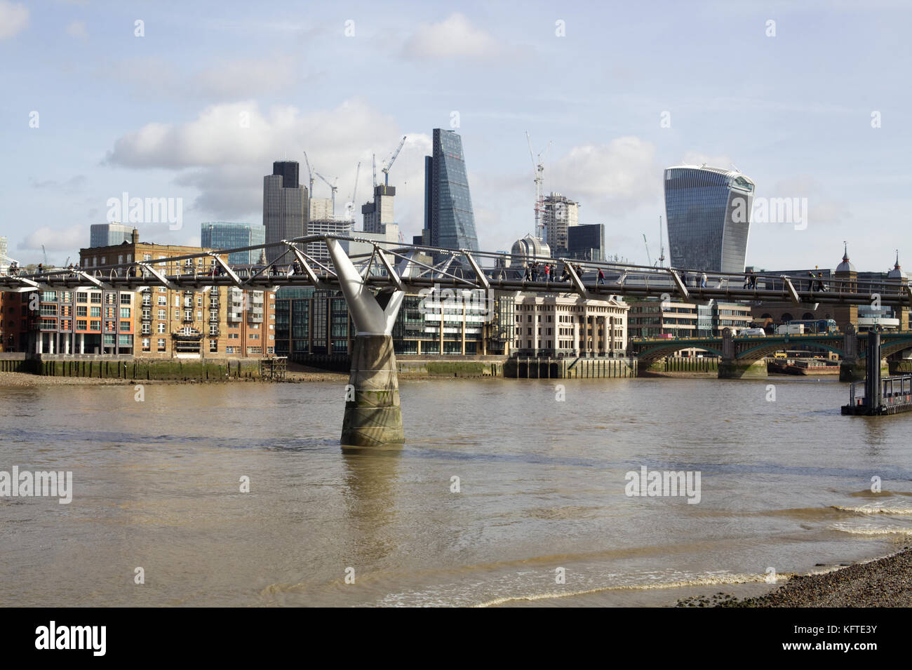 Thames urban architectural hi-res stock photography and images - Alamy