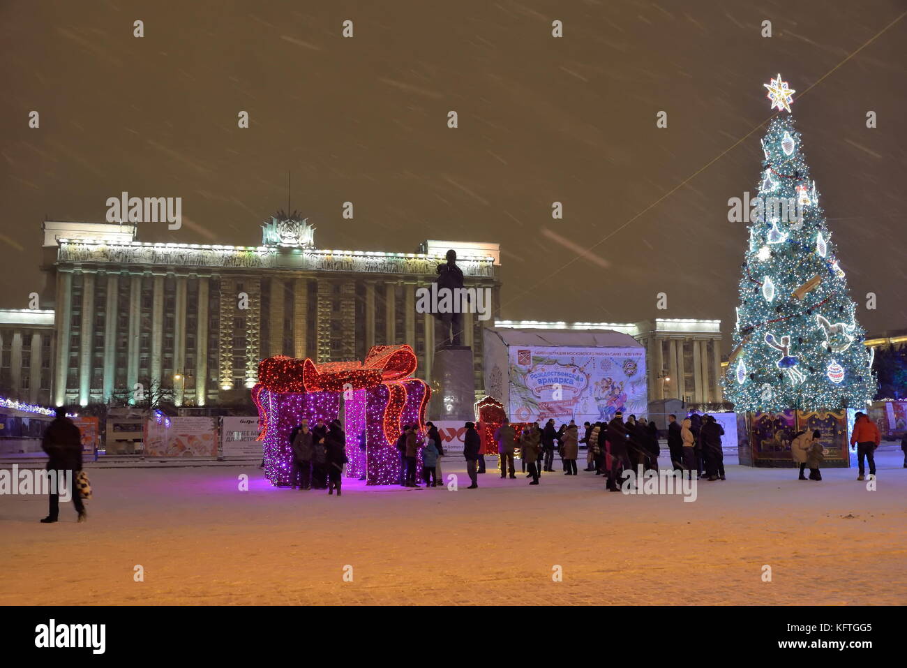 Tree lenin monument hi-res stock photography and images - Alamy