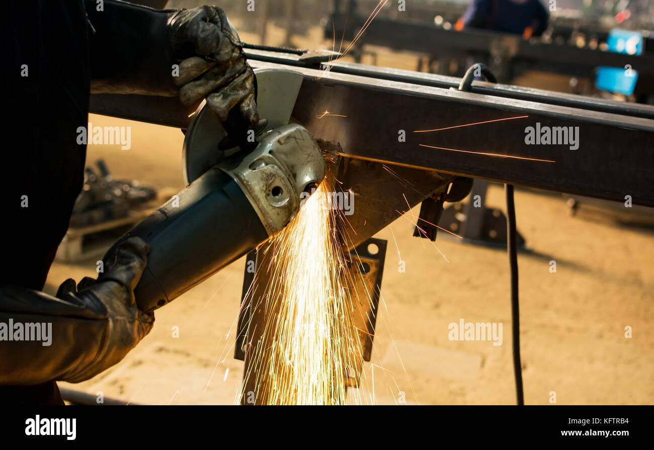 Worker cutting steel angle grinder hi-res stock photography and images ...