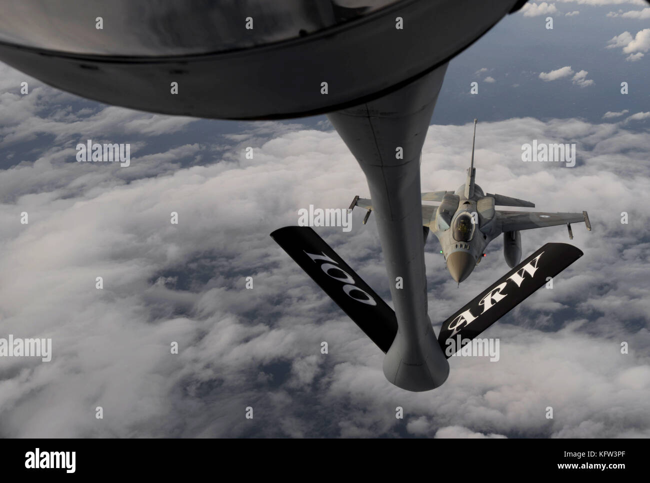 Hellenic Air Force F-16 Fighting Falcon Refueling Stock Photo - Alamy