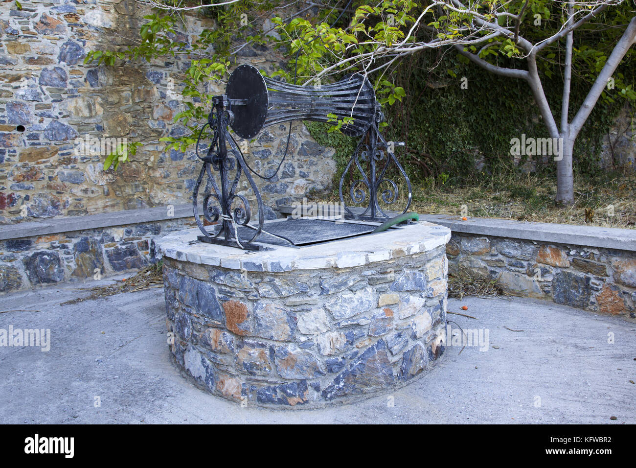 Venetian style cistern hi-res stock photography and images - Alamy