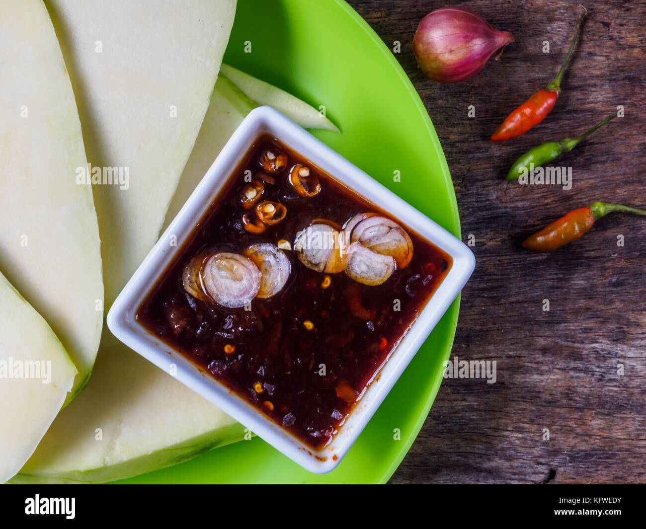 Green Mango with Sweet fish sauce(Thai dip Sauce), Popular Thai food ...