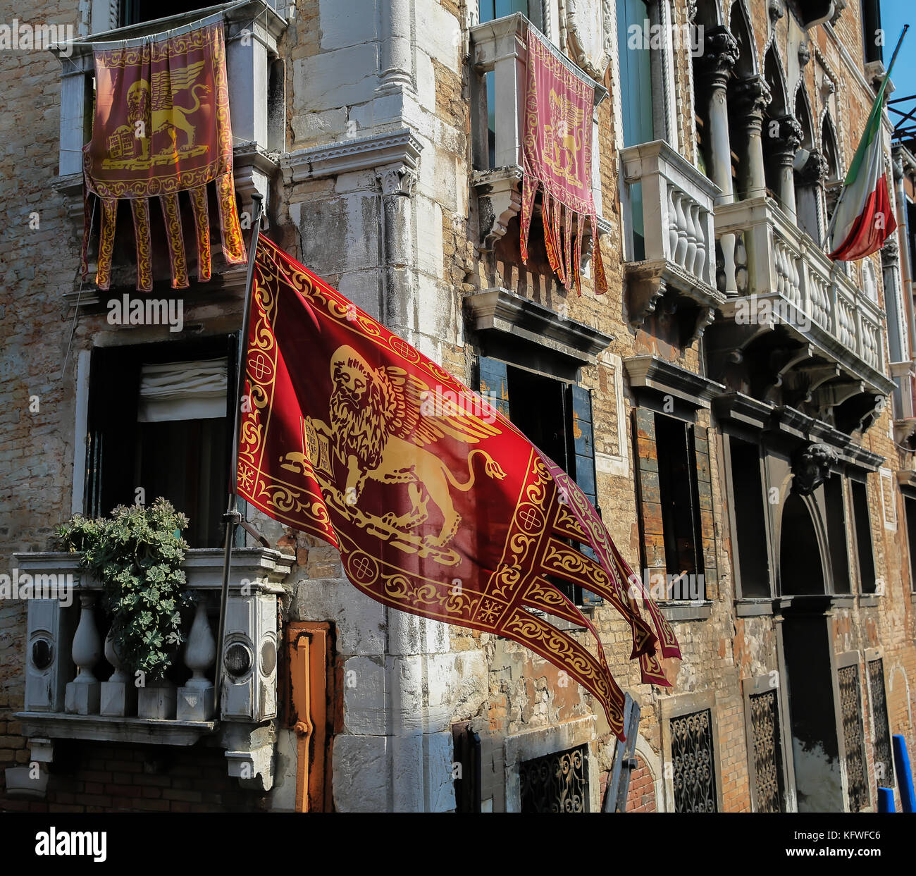 Flag of Venice in venetian building Stock Photo - Alamy