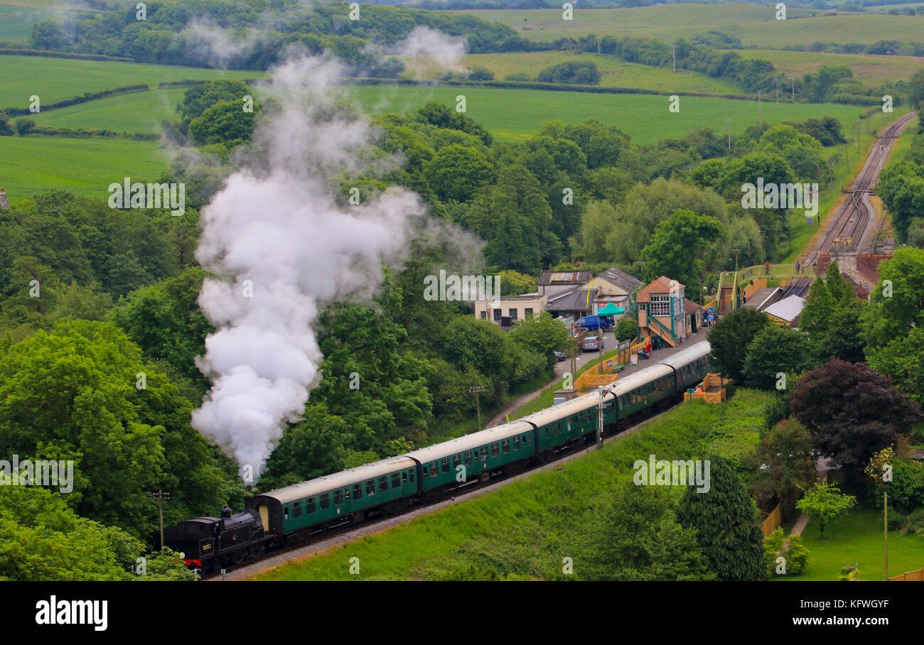 Countryside rail station hi-res stock photography and images - Alamy