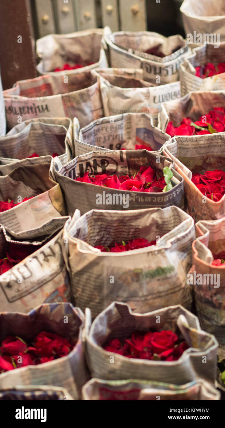 Bunches of flowers and roses for sell in a fresh market Stock Photo - Alamy