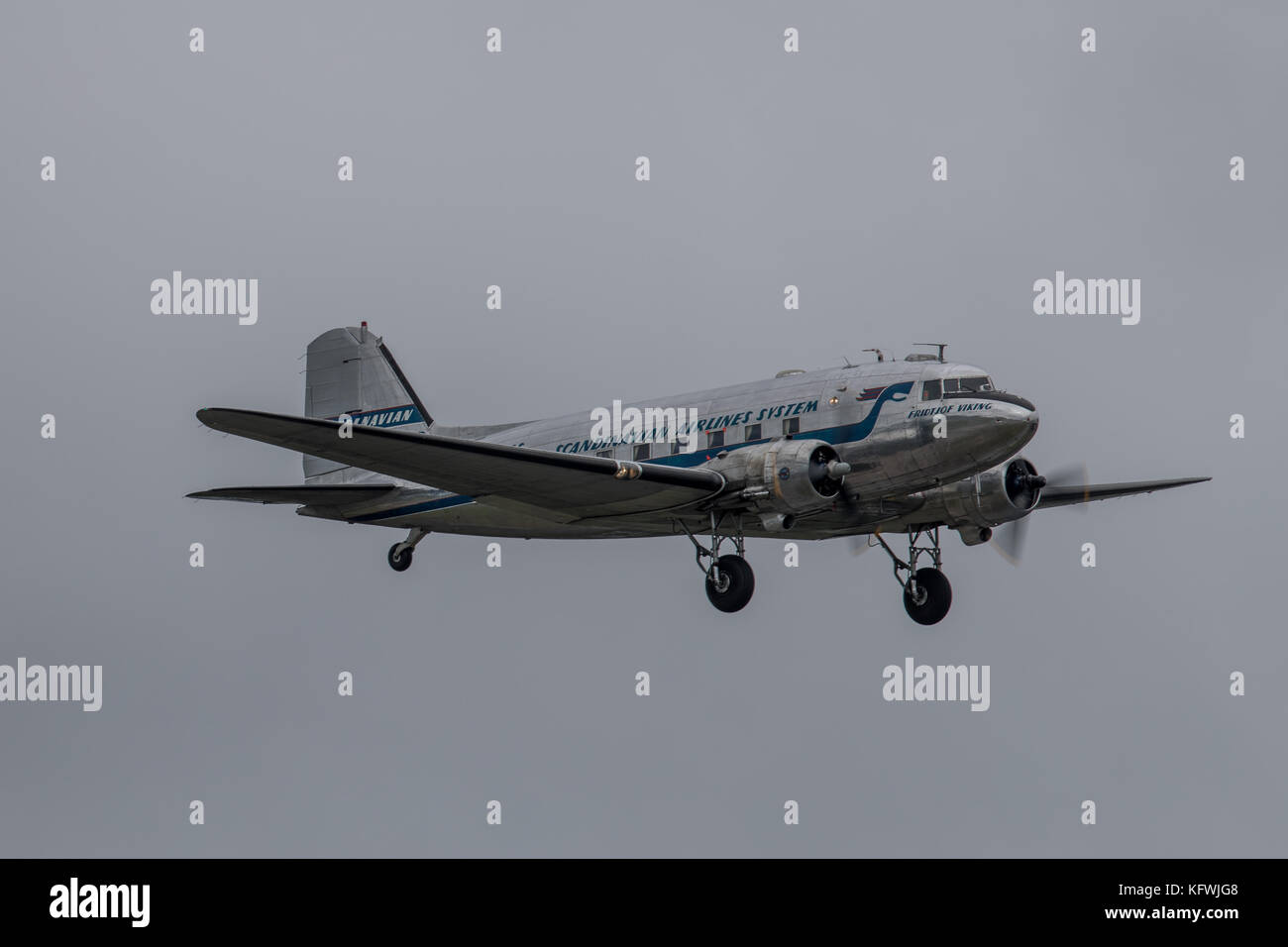 Passenger two engine airplane flying hi-res stock photography and ...