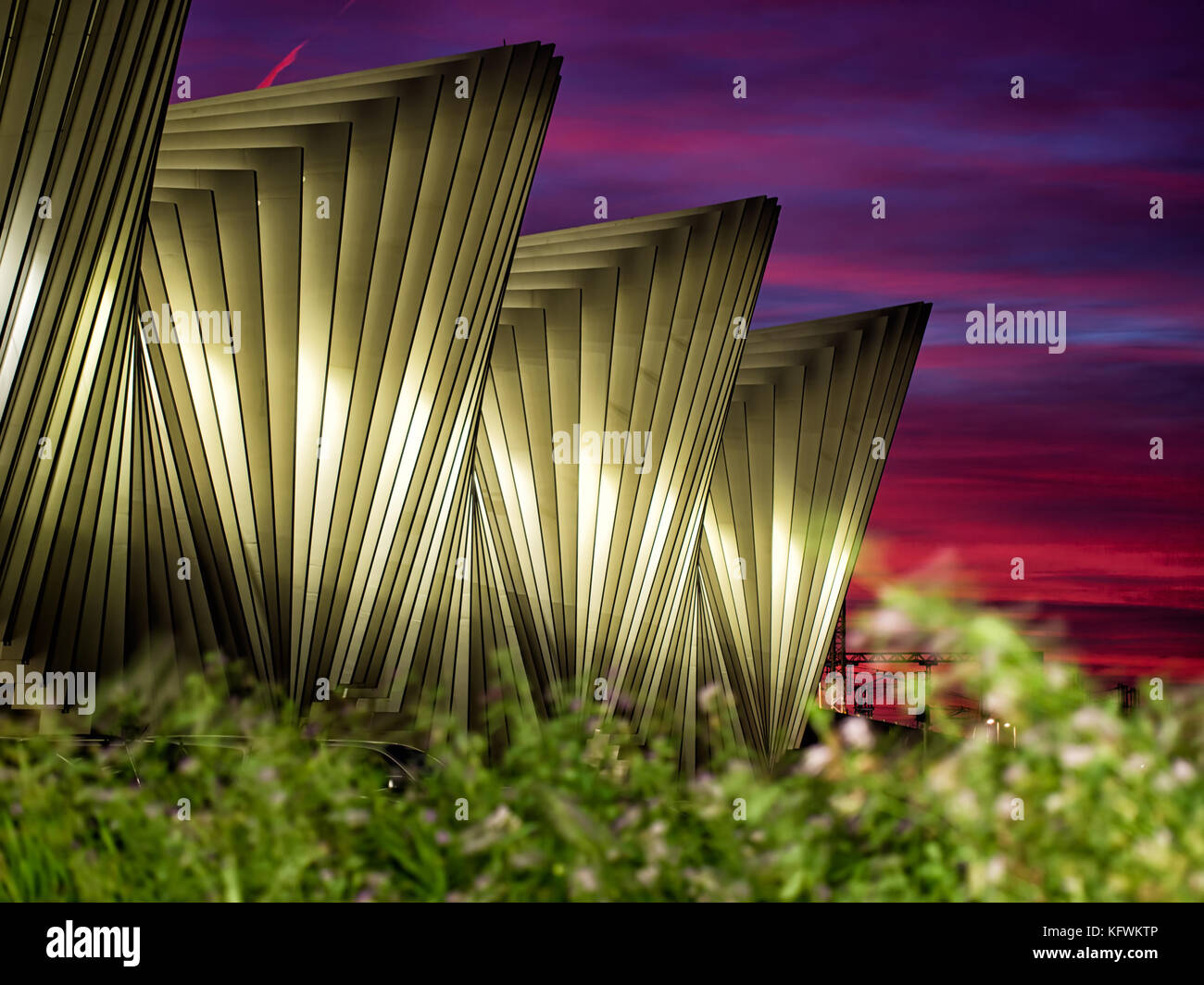 Wave roof hi-res stock photography and images - Alamy