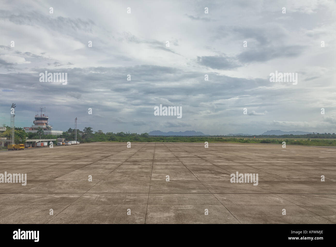 Empty runway hi-res stock photography and images - Alamy