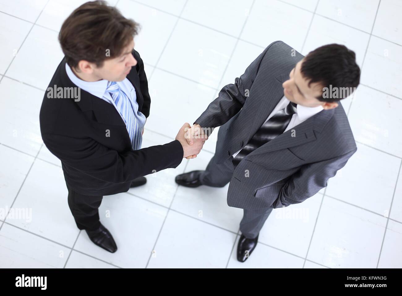 welcome and handshake of business partners Stock Photo - Alamy