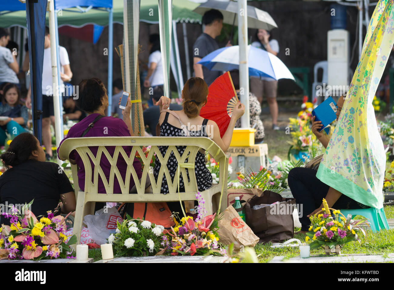 Cebu Memorial Park, Cebu City, Philippines. 01st Nov, 2017. All Souls ...