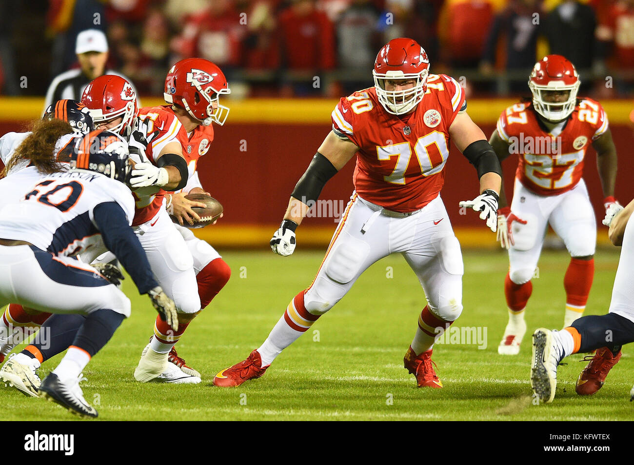 October 30, 2017: Kansas City Chiefs offensive guard Bryan Witzmann (70 ...