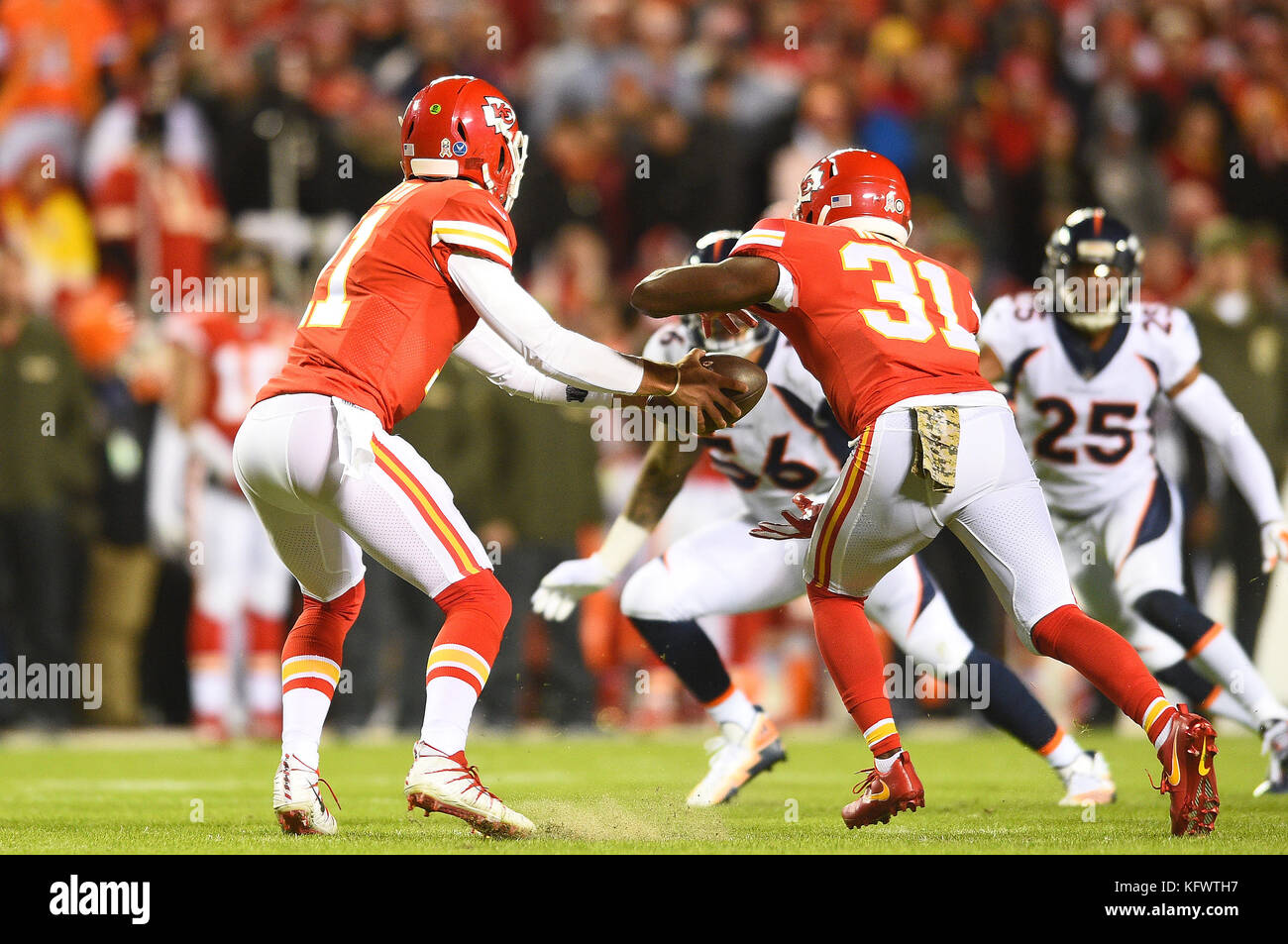 October 30, 2017: Kansas City Chiefs quarterback Alex Smith (11) fakes ...