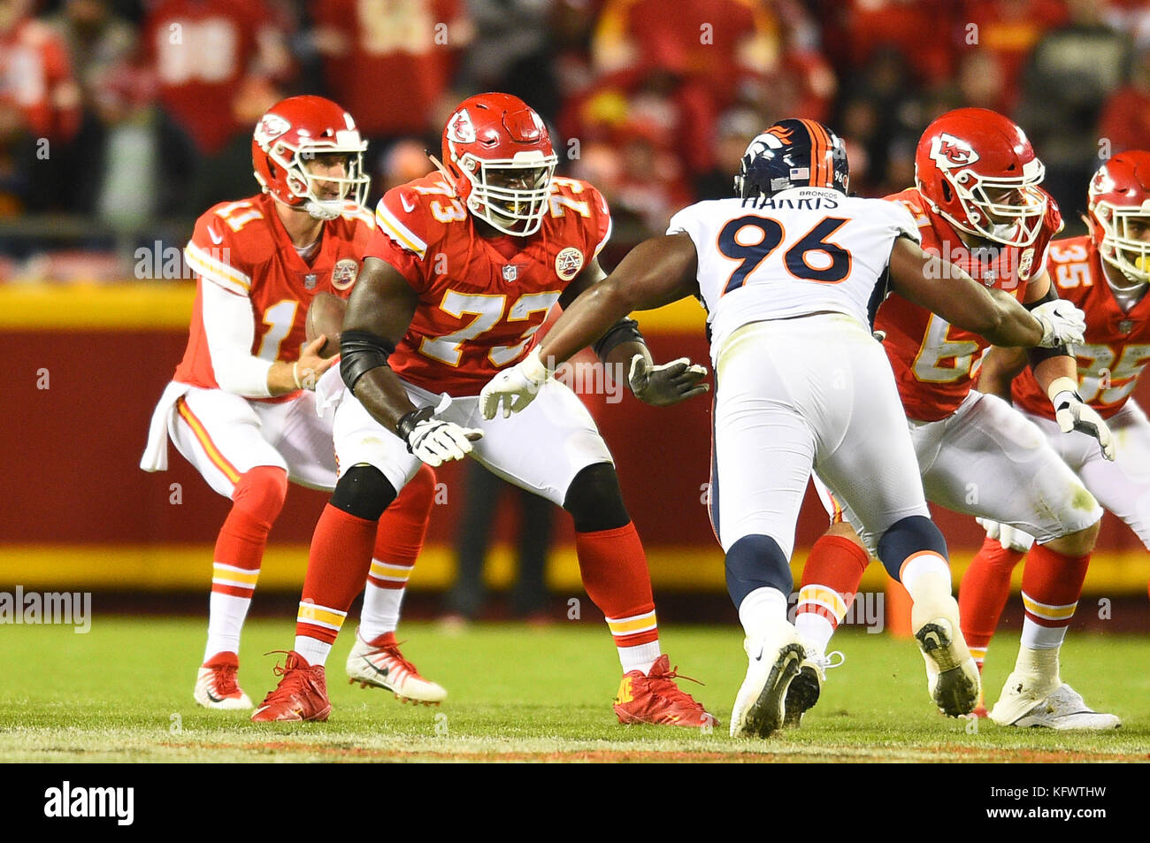 October 30, 2017: Kansas City Chiefs center Zach Fulton (73) drops into ...