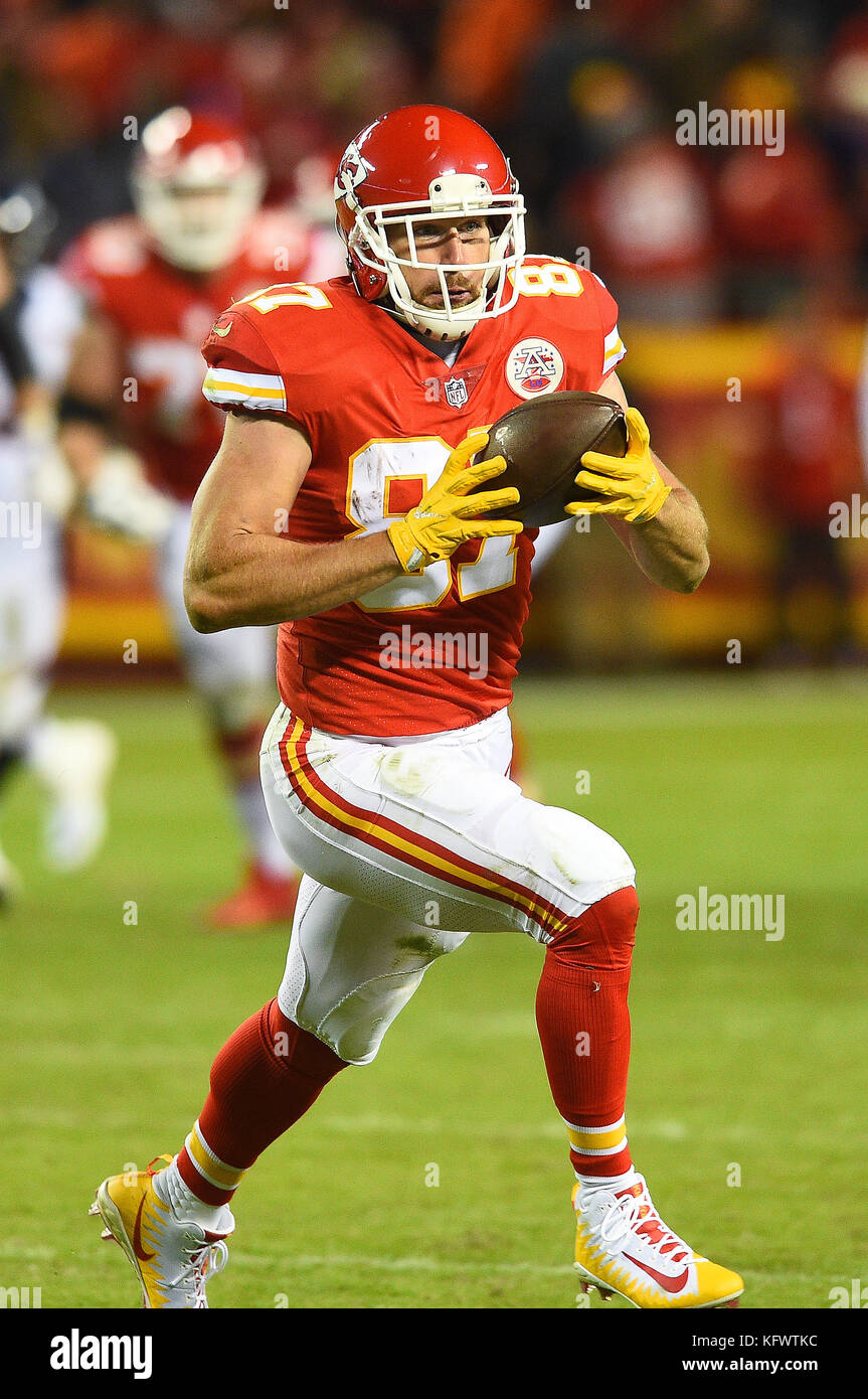 October 30, 2017: Kansas City Chiefs tight end Travis Kelce (87) turns ...