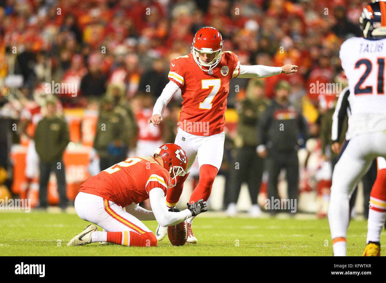 October 30, 2017: With Kansas City Chiefs punter Dustin Colquitt (2 ...
