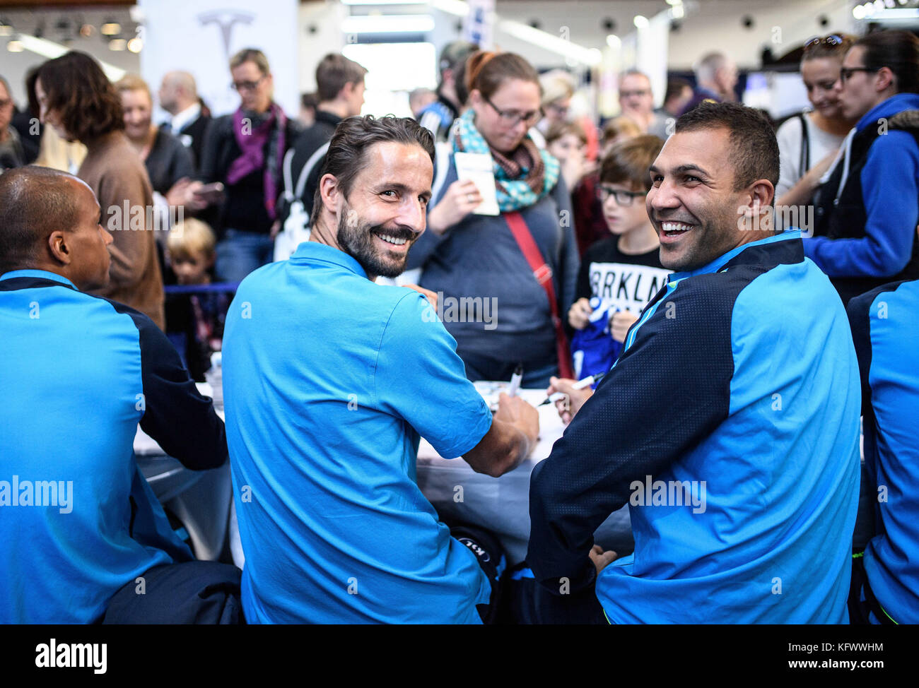 Martin Stoll (KSC)/l. und Daniel Gordon (KSC)/r beim Schreiben von ...