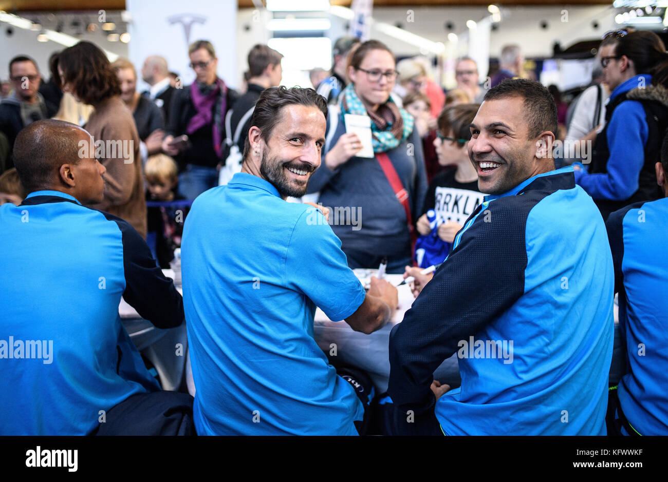 Martin Stoll (KSC)/l. und Daniel Gordon (KSC)/r beim Schreiben von ...