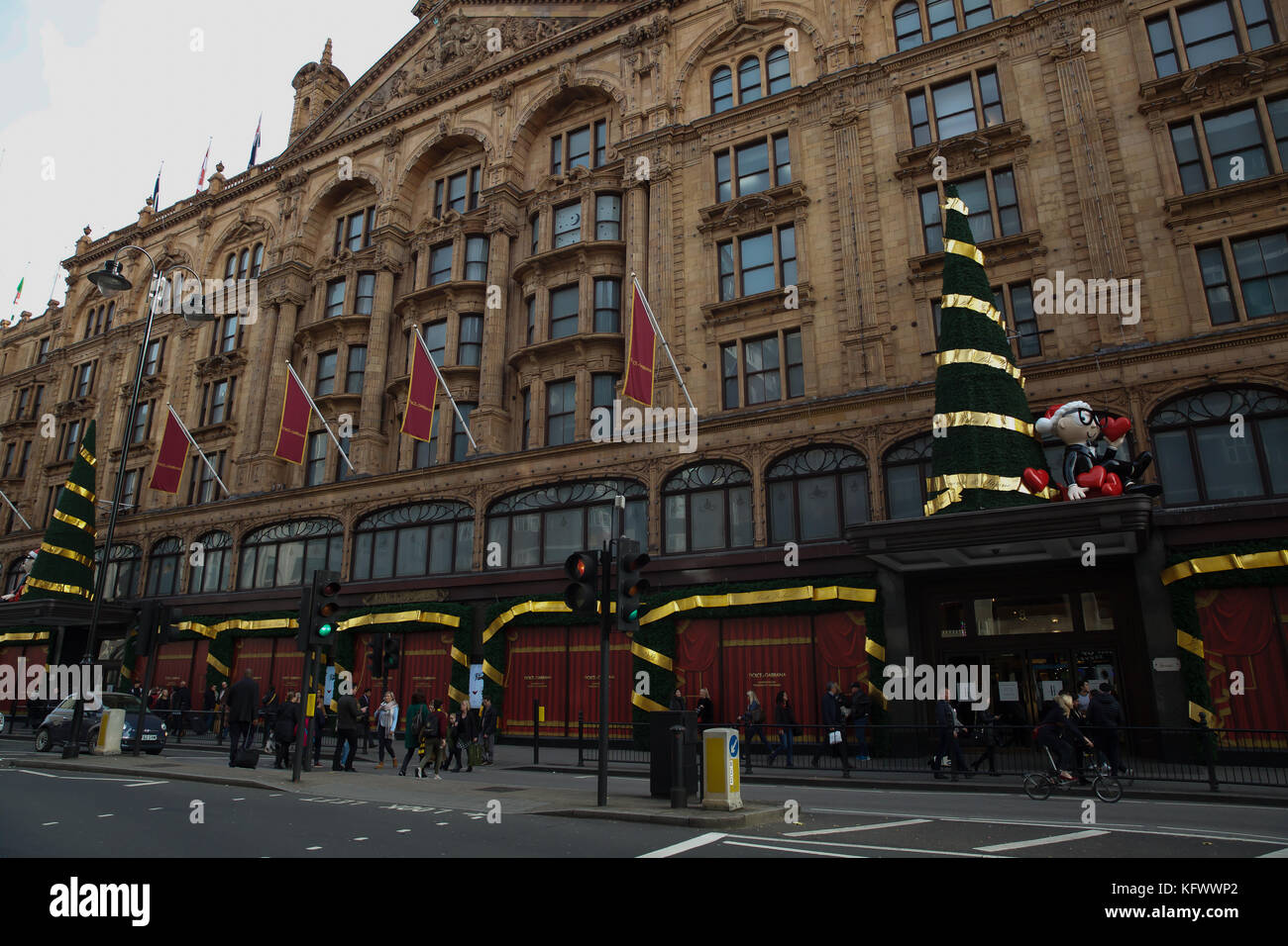 Knightsbridge, UK. 1st Nov, 2017. Harrods famous Christmas window ...