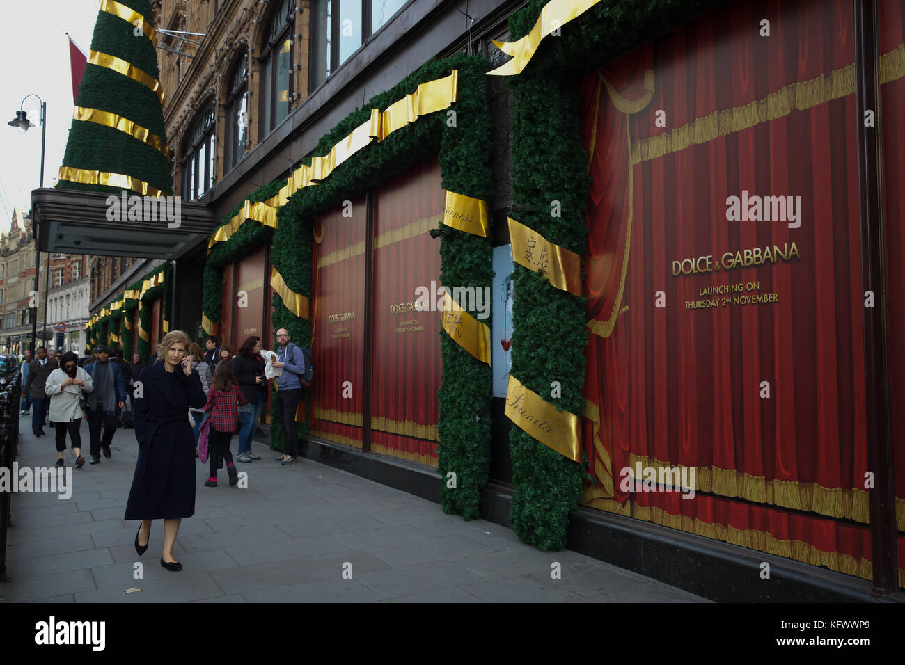 Knightsbridge, UK. 1st Nov, 2017. Harrods famous Christmas window ...