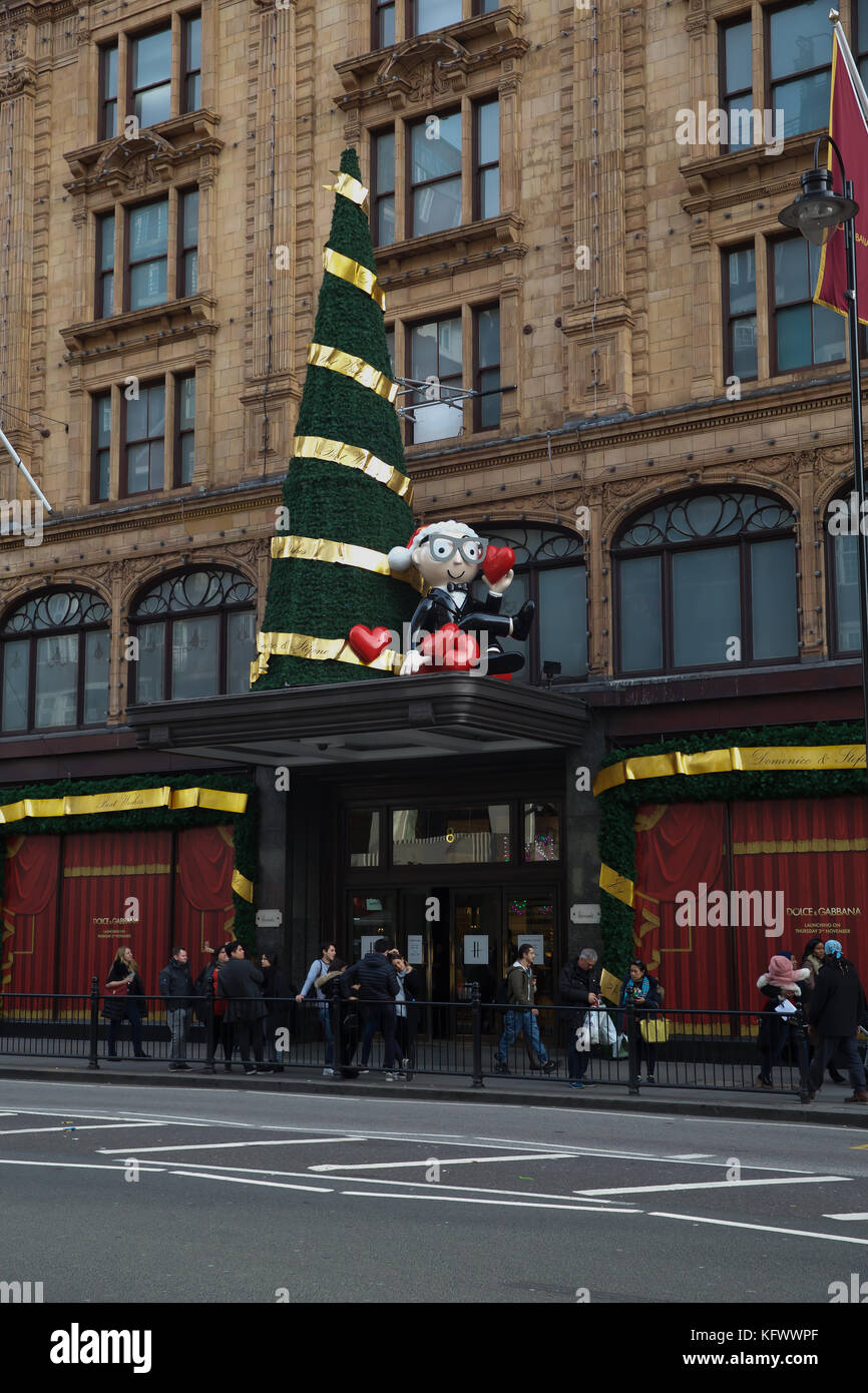 Knightsbridge, UK. 1st Nov, 2017. Harrods famous Christmas window ...