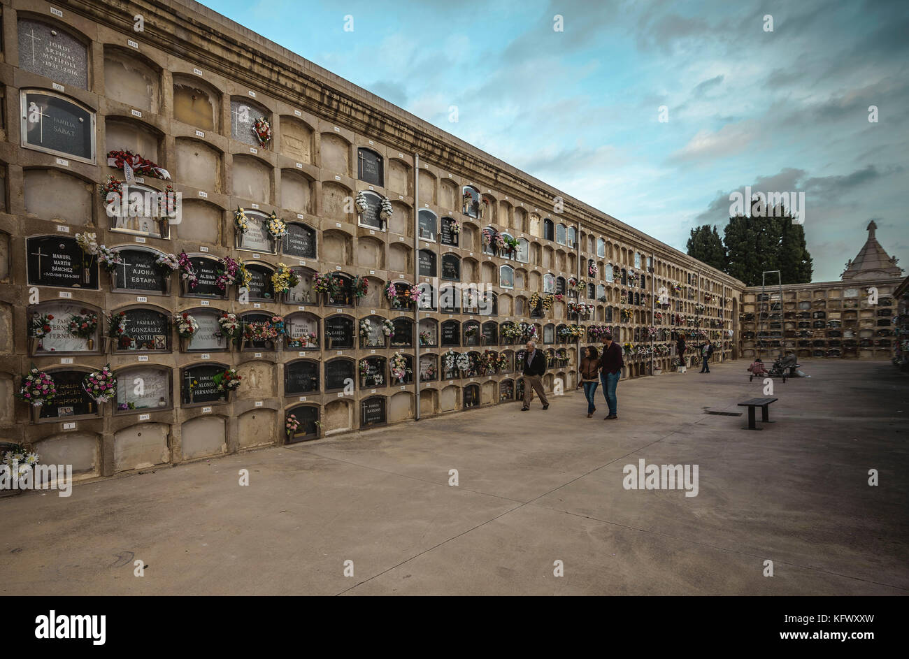 Barcelona, Spain. 1st Nov, 2017. Relatives visit graves at Barcelona's ...