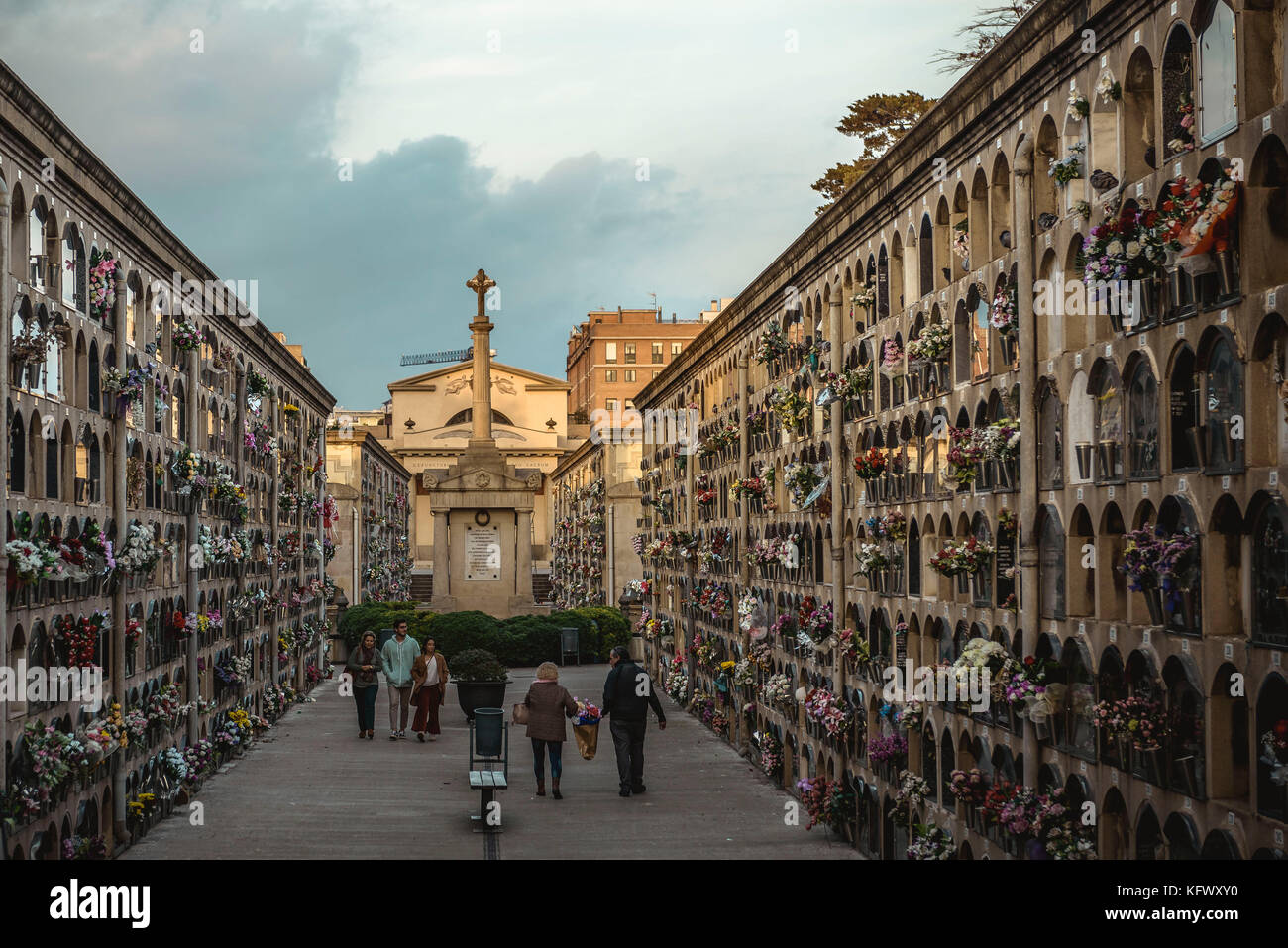 Barcelona, Spain. 1st Nov, 2017. Relatives visit graves at Barcelona's ...