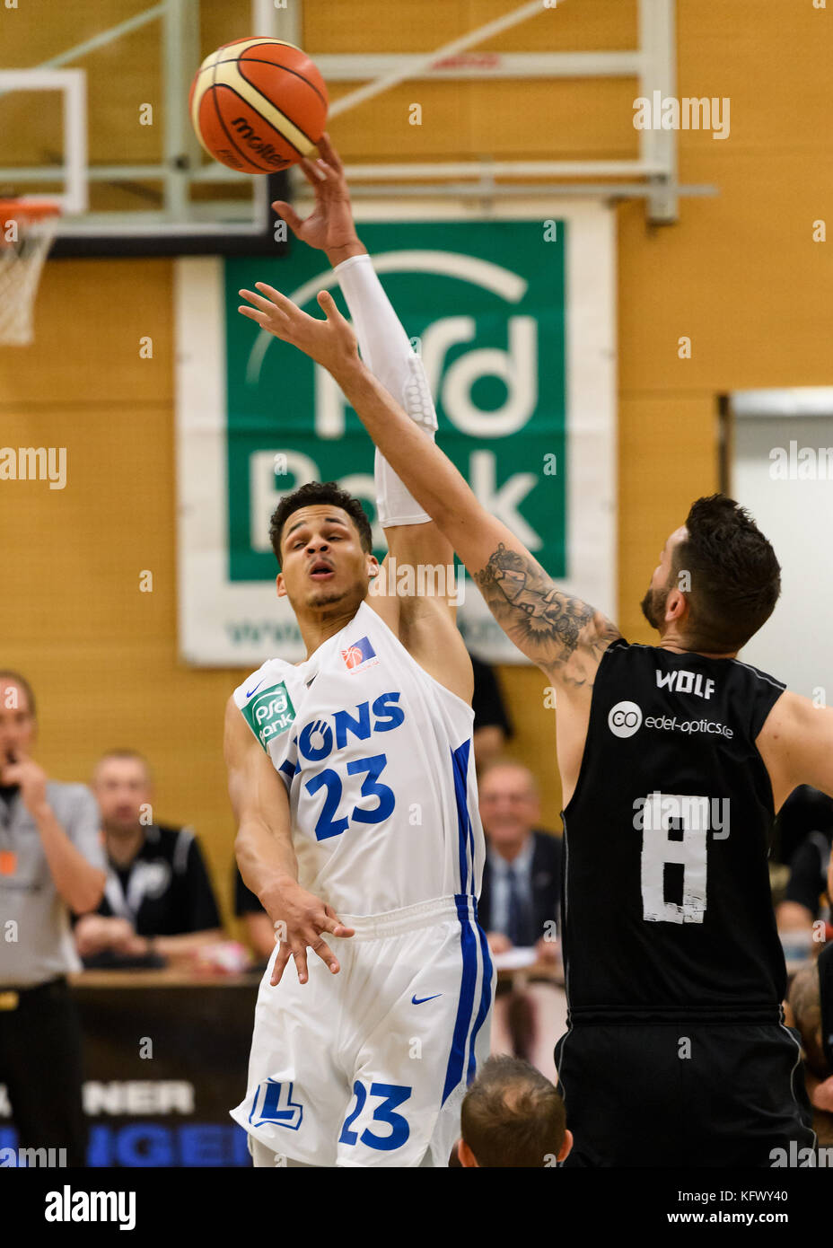 Karlsruhe, Deutschland. 01st Nov, 2017. Anwurf: Maurice Pluskota (Lions ...