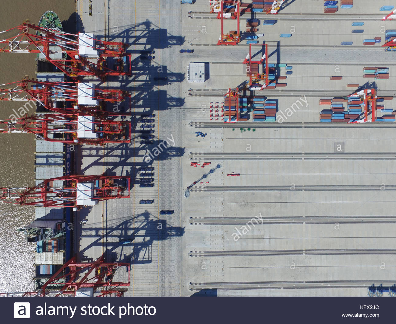 Shanghai Yangshan Deep Water Port Stock Photos & Shanghai Yangshan Deep ...