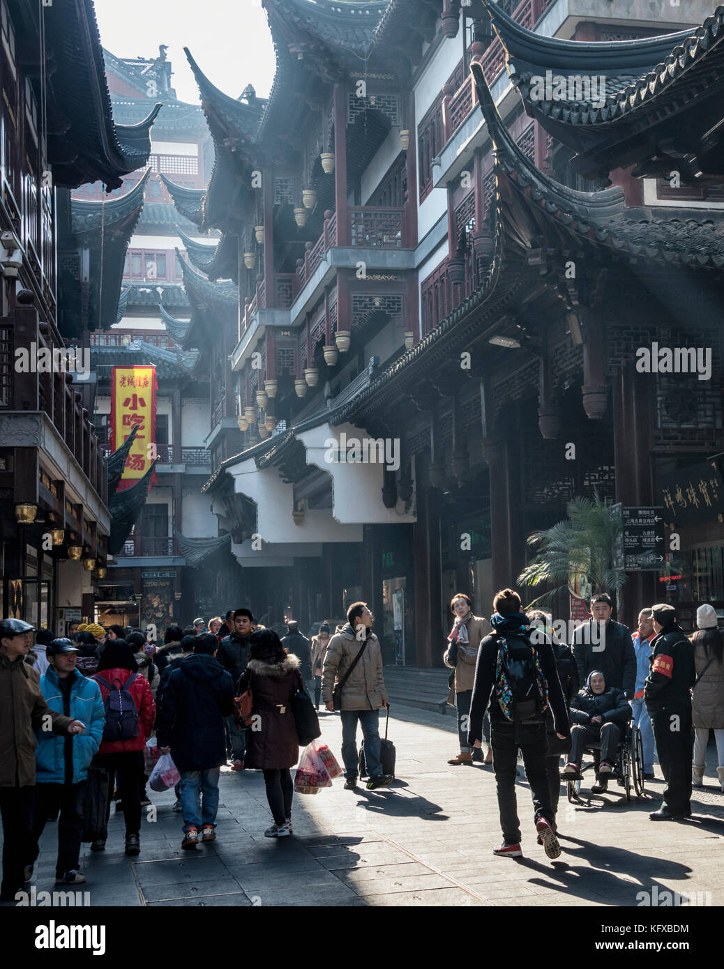 Beautiful YuYuan Gardens, traditional shopping area in Shanghai Stock ...
