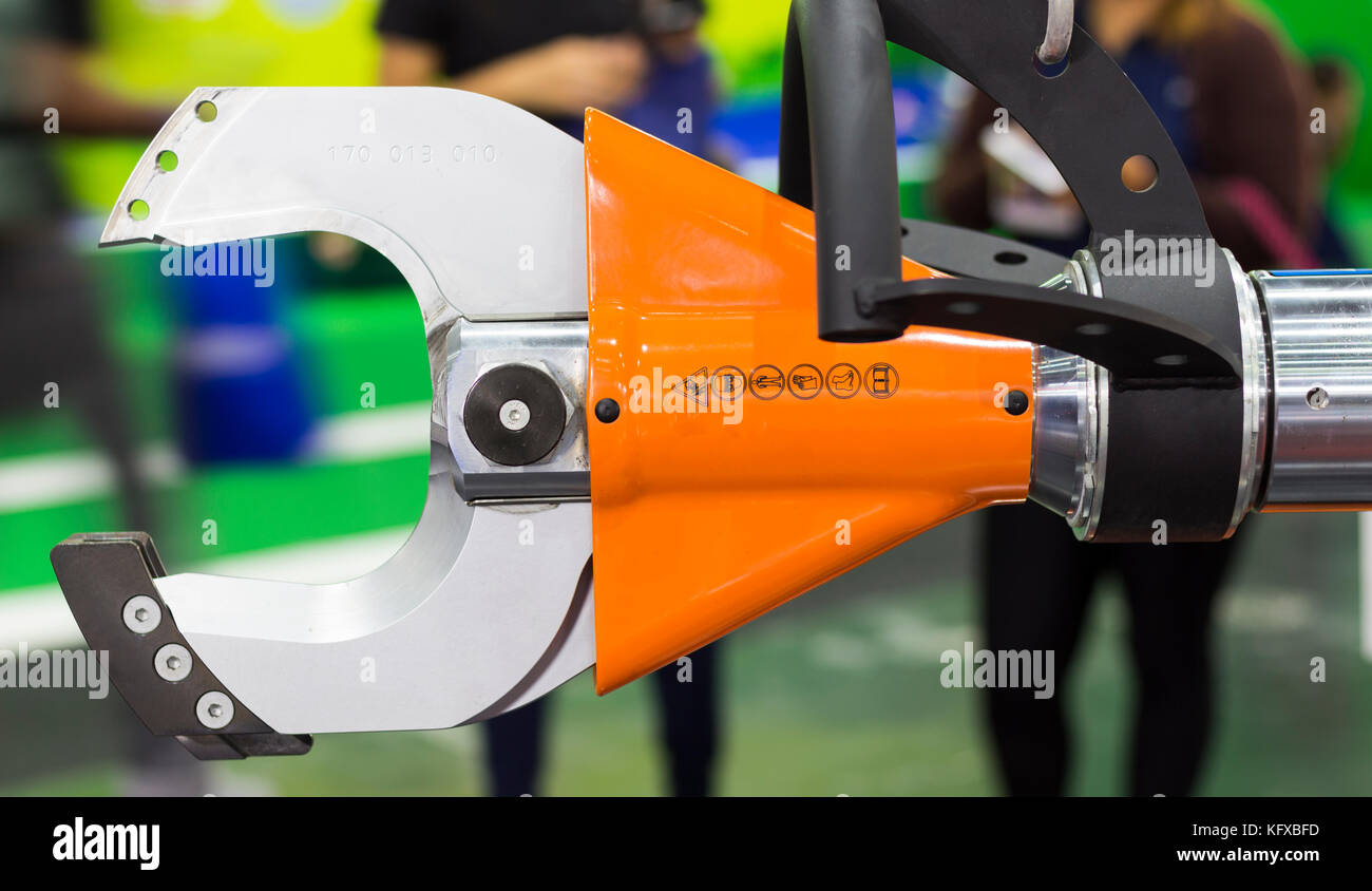 Hydraulic Metal cutter - Jaws cutting tool for saving people in vehicle ...